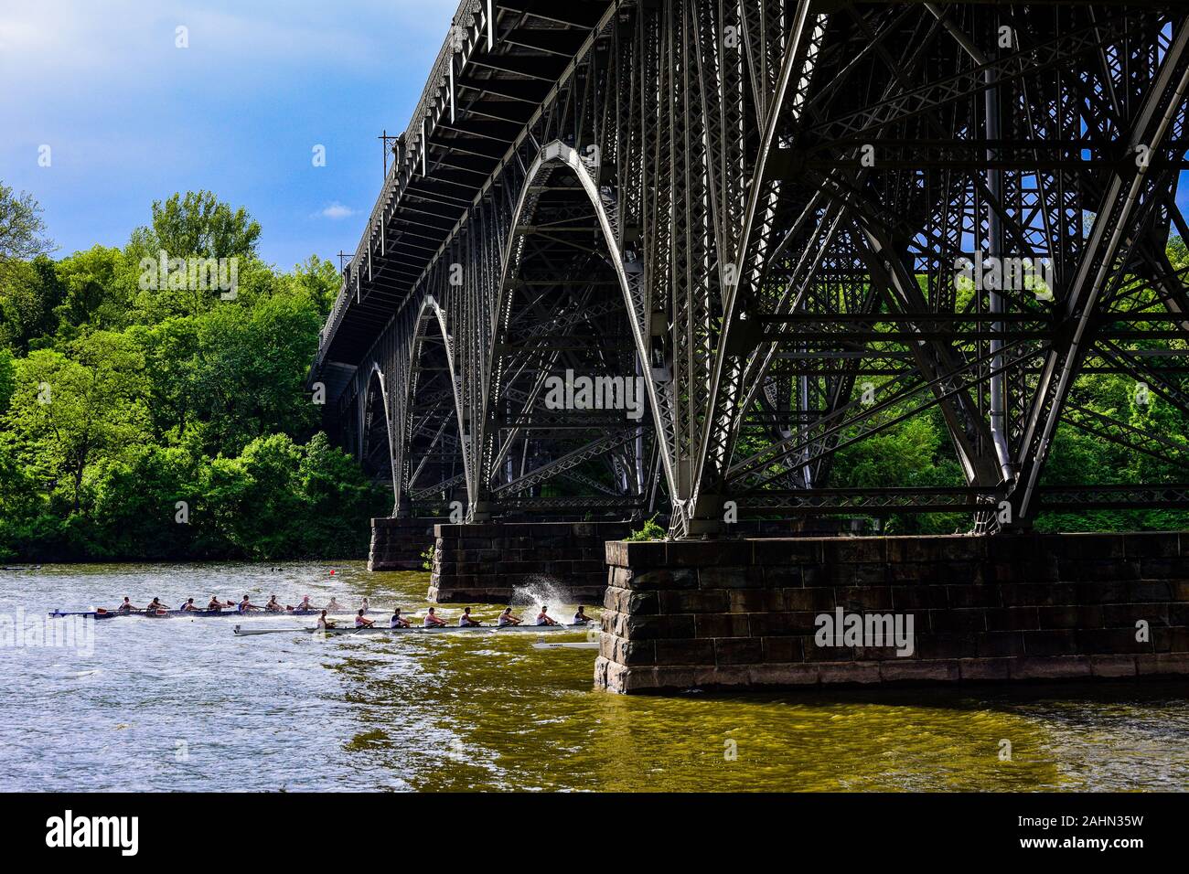 Rowing action bridge river hi-res stock photography and images - Alamy
