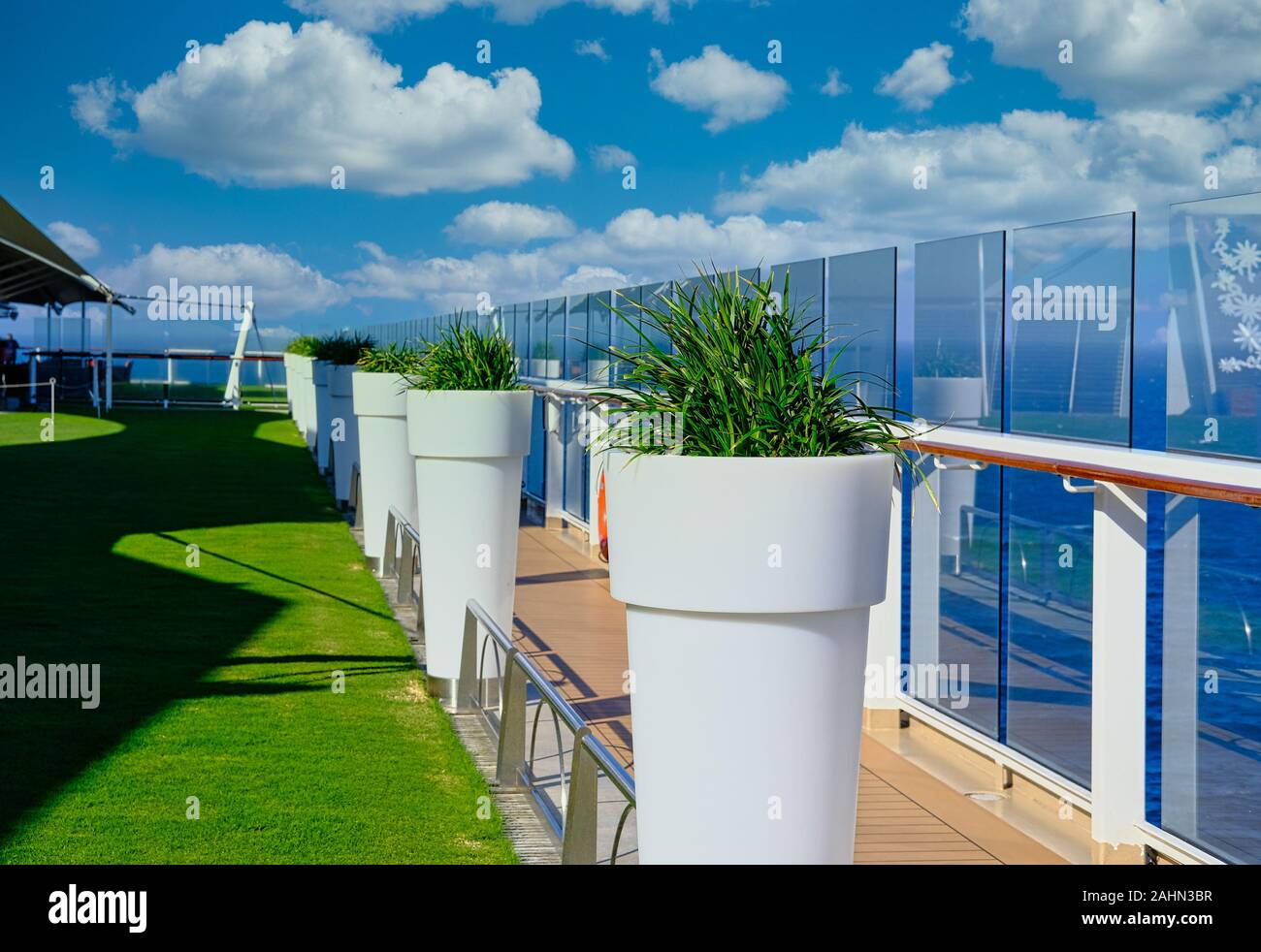 Cruise ship grass hi-res stock photography and images - Alamy