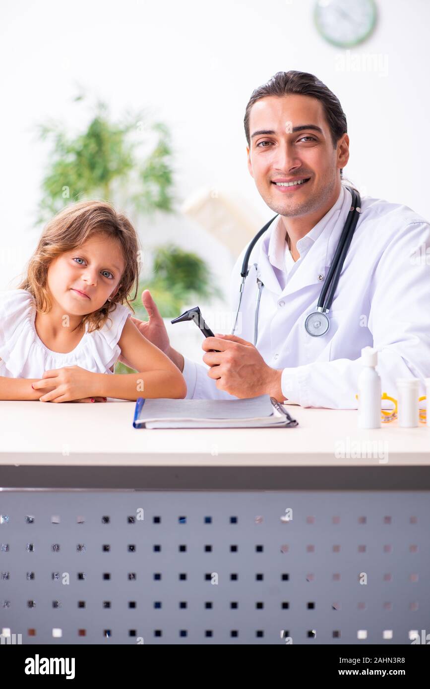 The young doctor pediatrician with small girl Stock Photo - Alamy