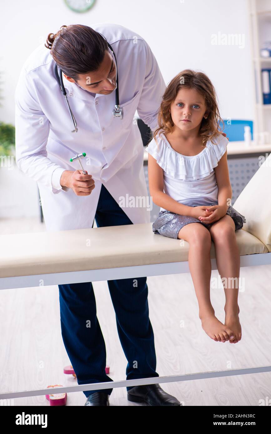 The young doctor pediatrician with small girl Stock Photo - Alamy