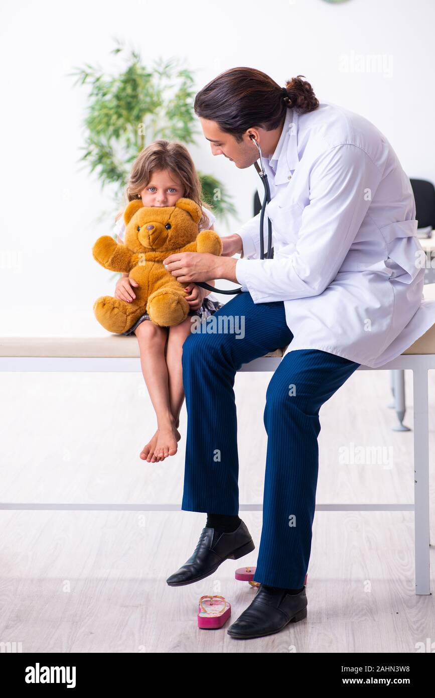 The young doctor pediatrician with small girl Stock Photo - Alamy