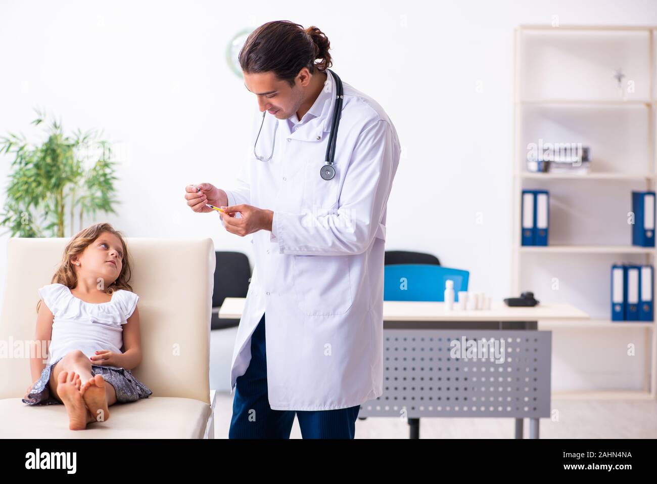 The young doctor pediatrician with small girl Stock Photo - Alamy