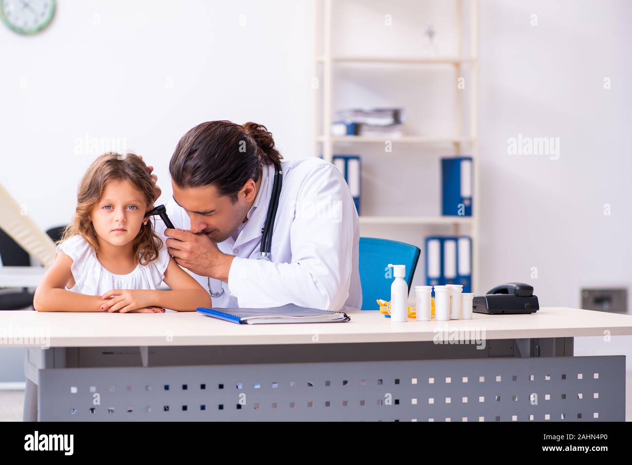 The young doctor pediatrician with small girl Stock Photo - Alamy