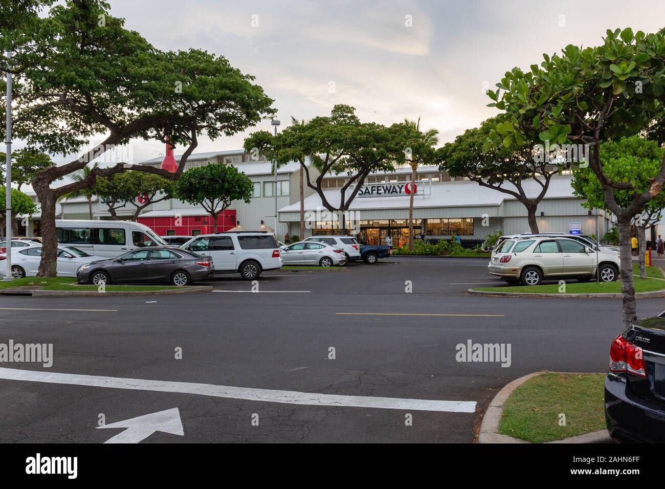 Safeway supermarket car park Lahaina, Maui Stock Photo - Alamy