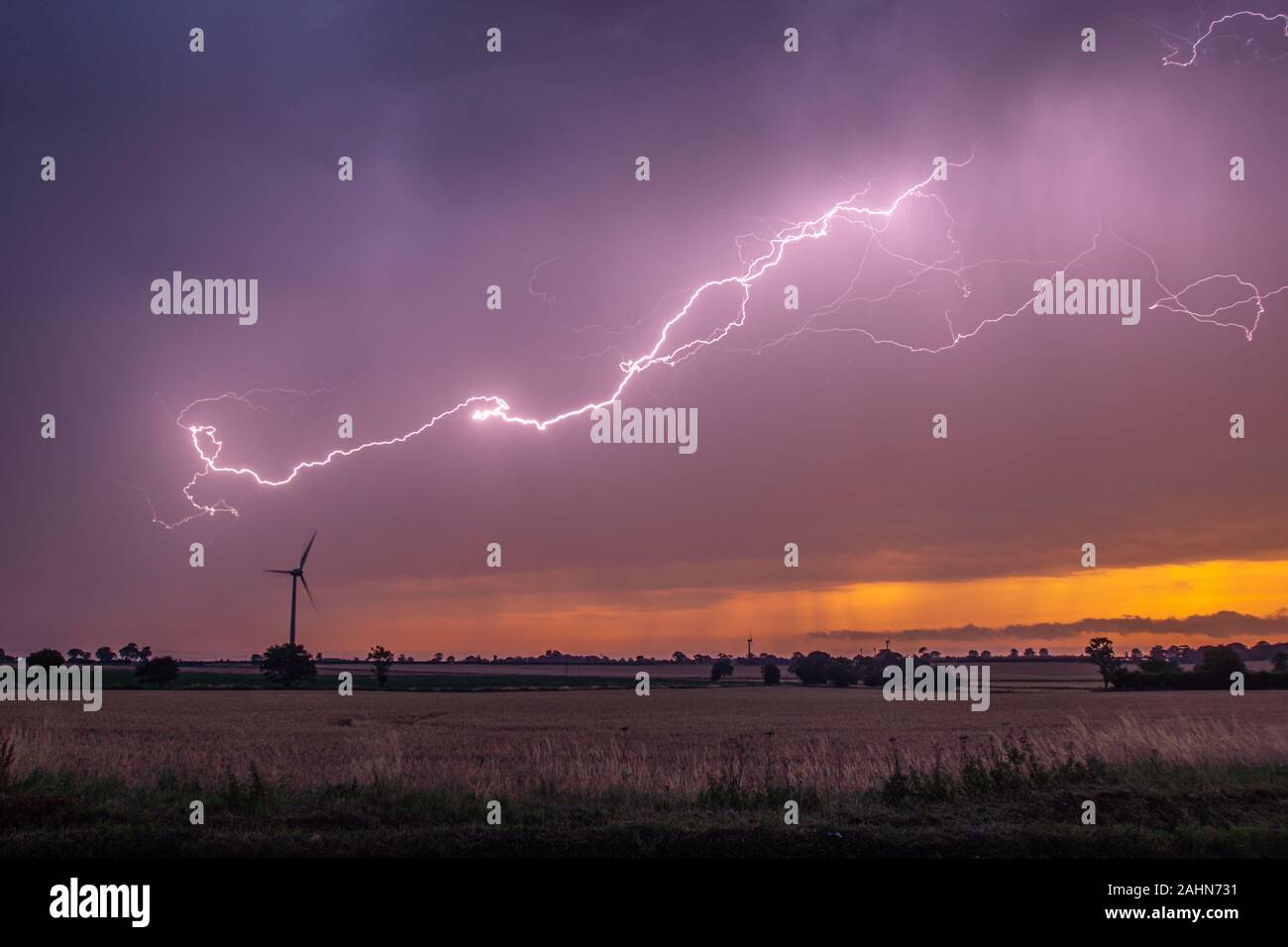 Lightning bolt graphic hi-res stock photography and images - Alamy