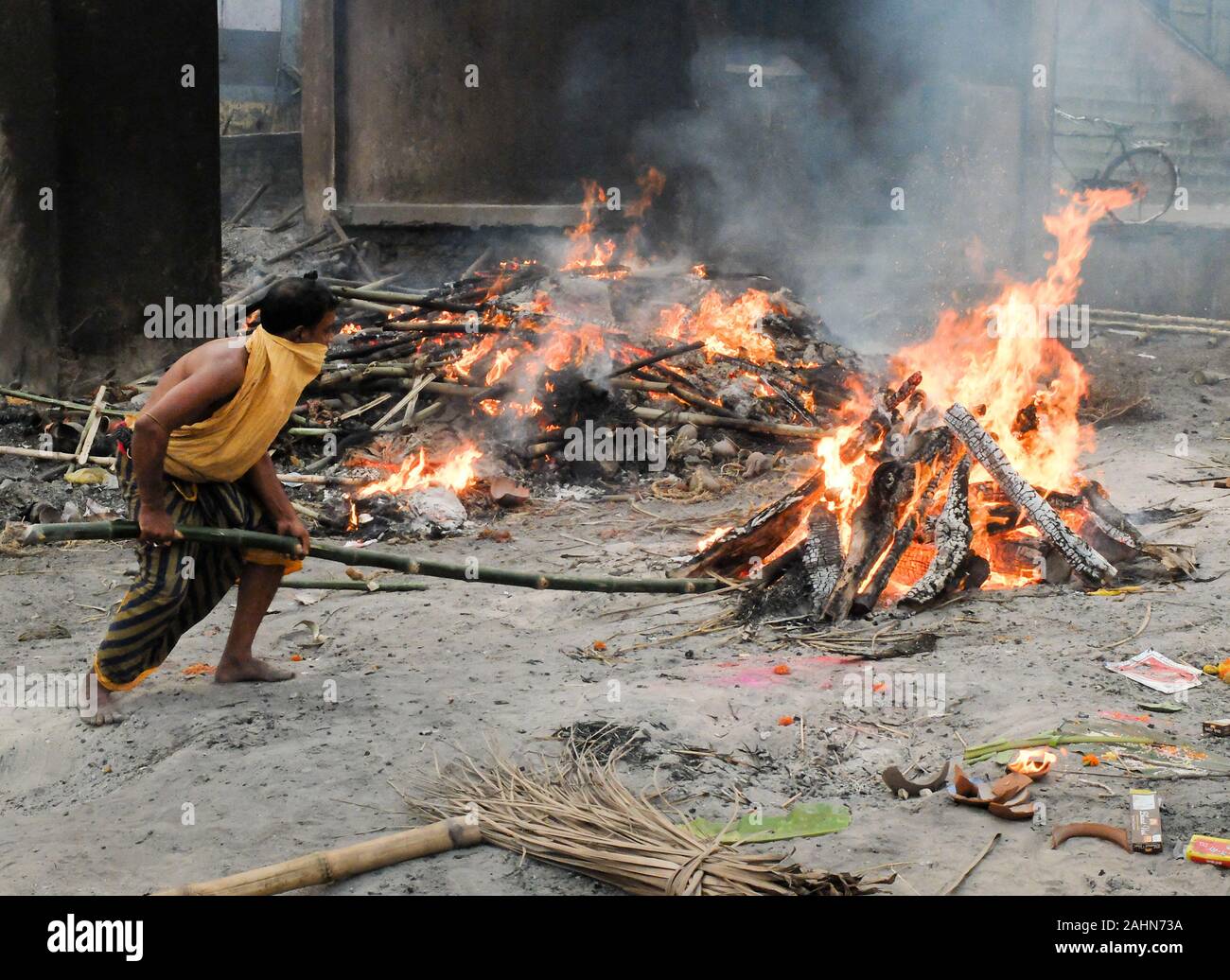 Fire funeral india hi-res stock photography and images - Alamy