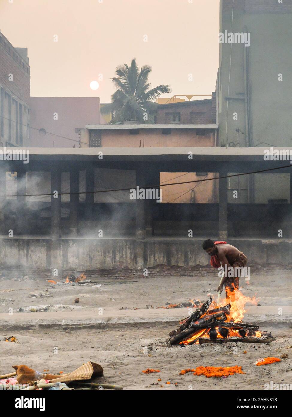 Hindu funeral pyre hi-res stock photography and images - Alamy