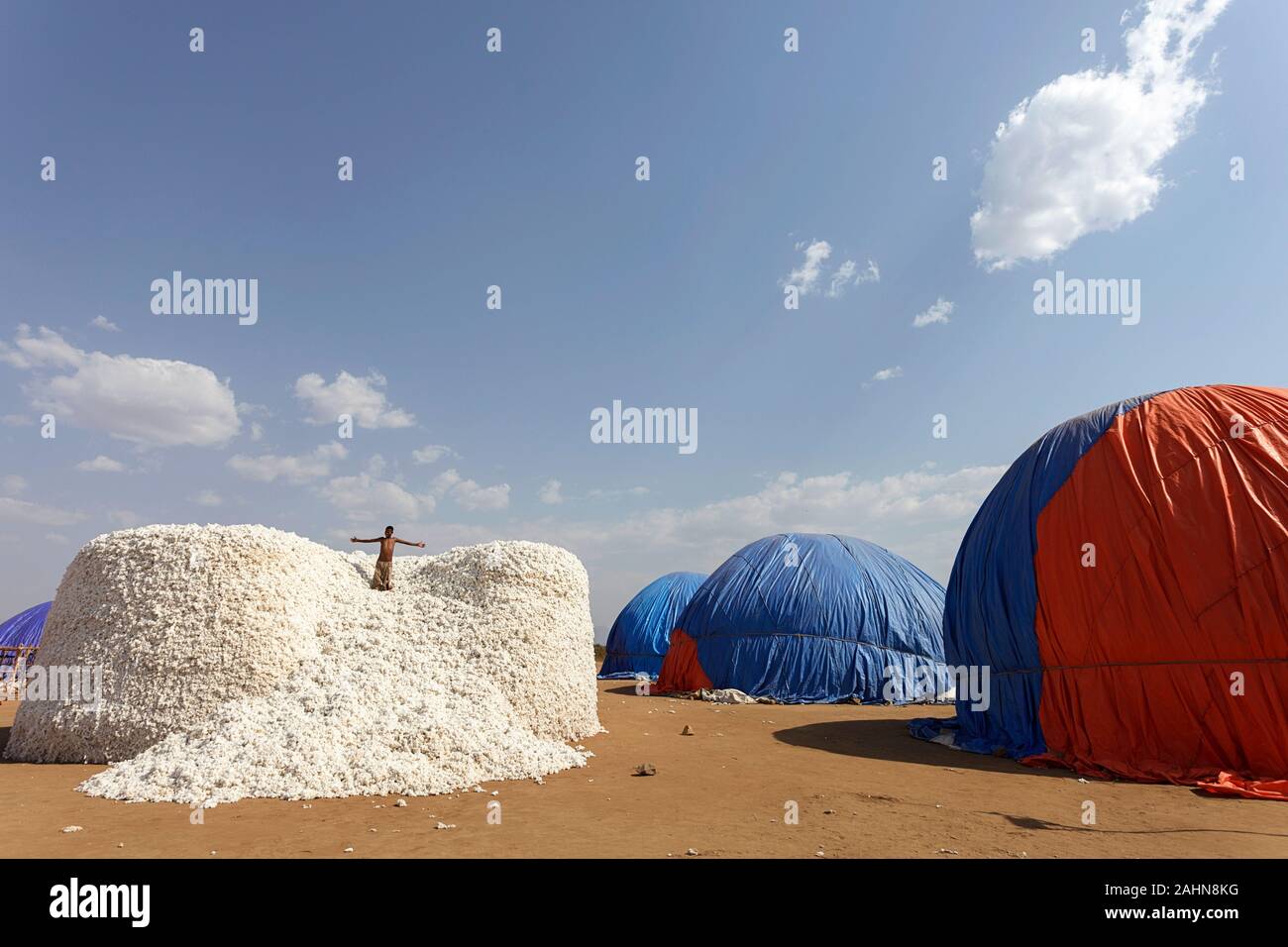 Piles of cotton hi-res stock photography and images - Alamy
