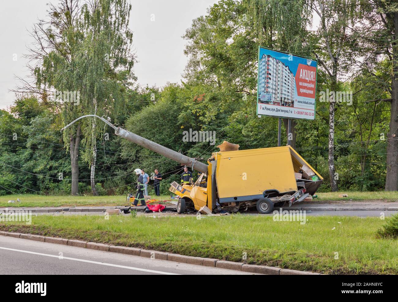 Car lamp post crash hi-res stock photography and images - Alamy