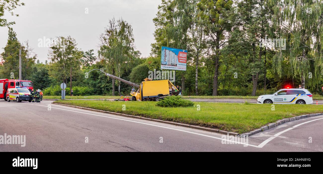 Car lamp post crash hi-res stock photography and images - Alamy