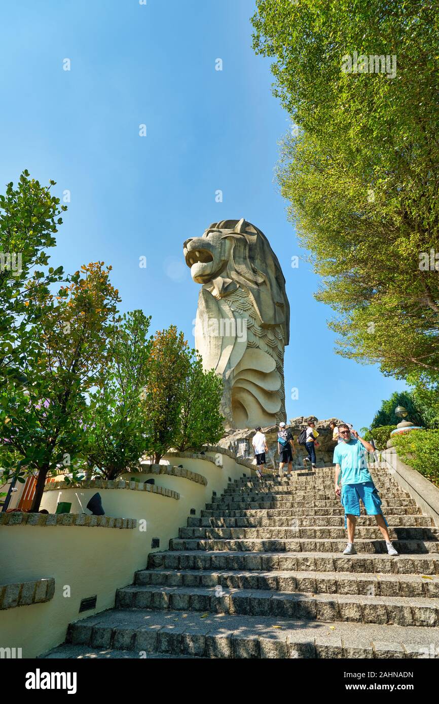 SINGAPORE - CIRCA APRIL, 2019: view of the tallest Merlion statue on ...