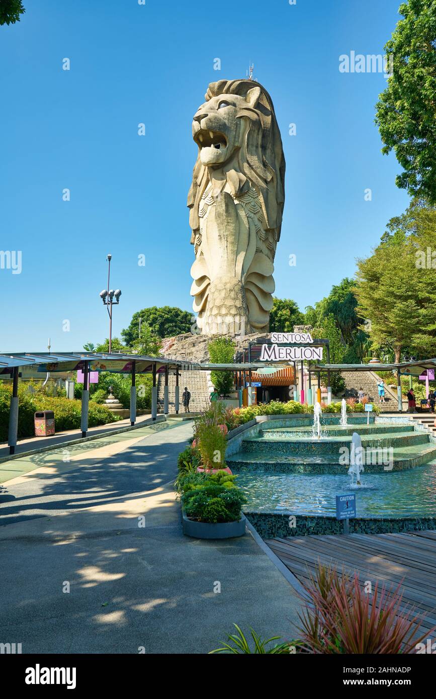 SINGAPORE - CIRCA APRIL, 2019: view of the tallest Merlion statue on ...