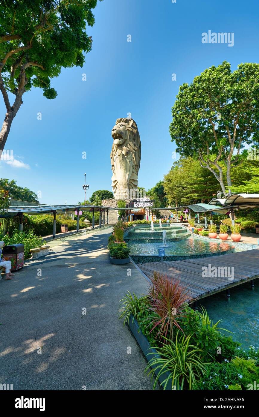 SINGAPORE - CIRCA APRIL, 2019: view of the tallest Merlion statue on ...