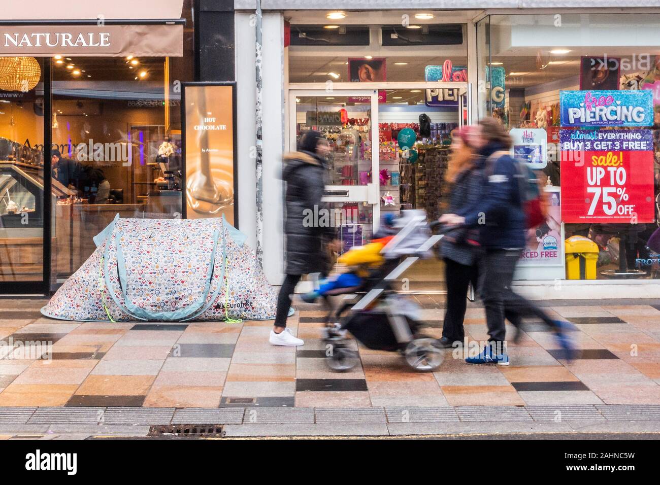 Homeless london street shopping hi-res stock photography and images - Alamy