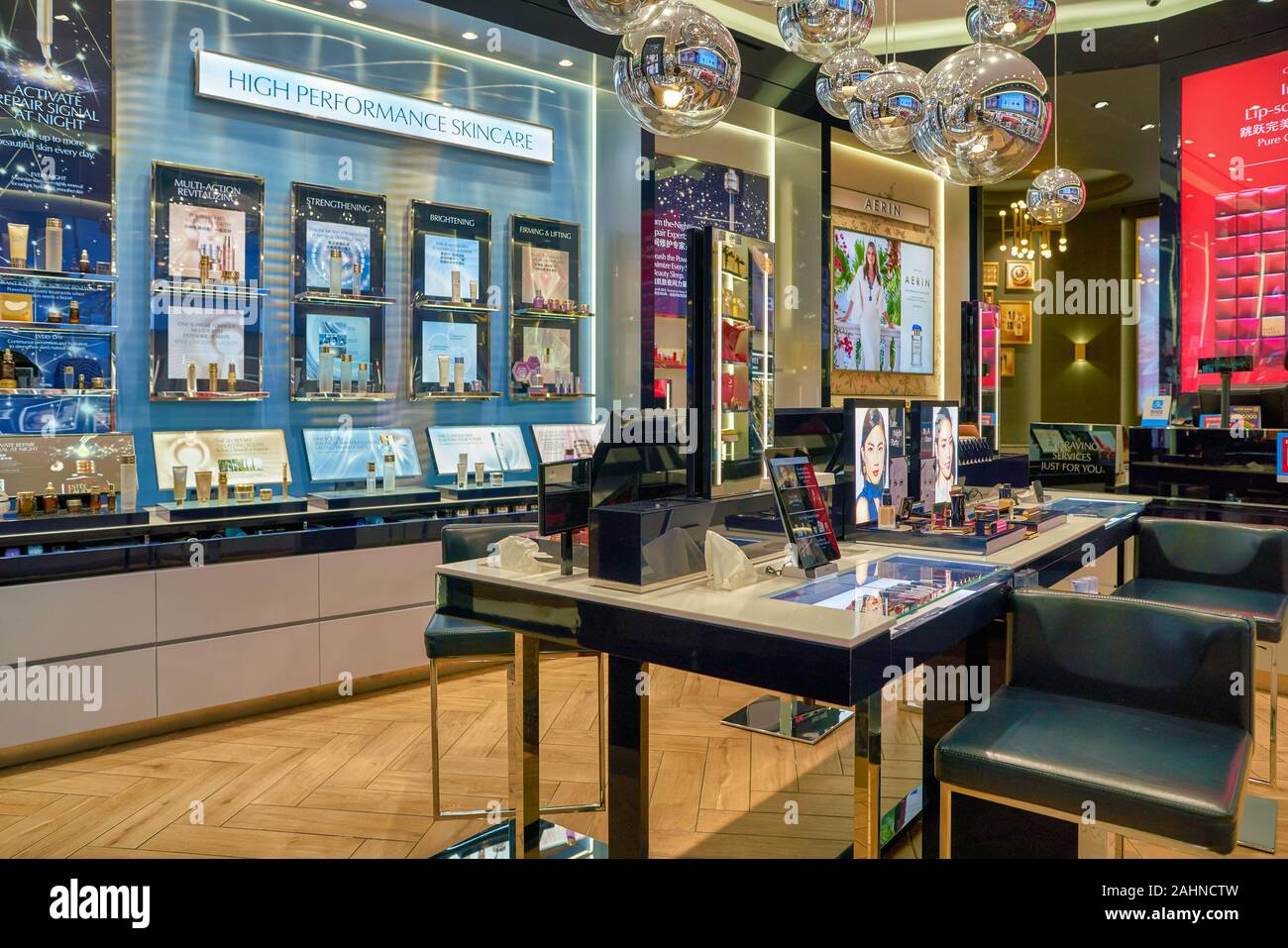 Estee lauder store hi-res stock photography and images - Alamy