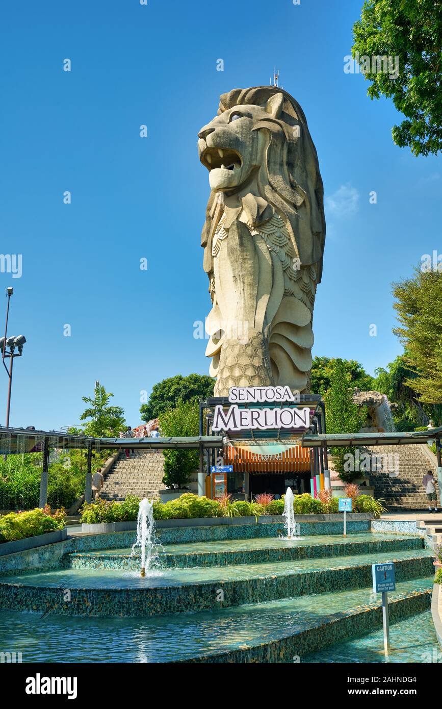 SINGAPORE - CIRCA APRIL, 2019: view of the tallest Merlion statue on ...
