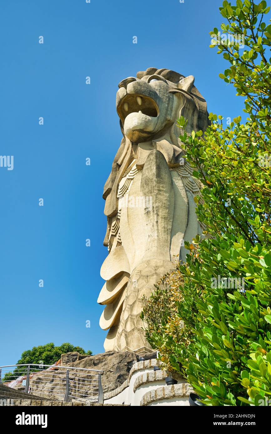SINGAPORE - CIRCA APRIL, 2019: view of the tallest Merlion statue on ...