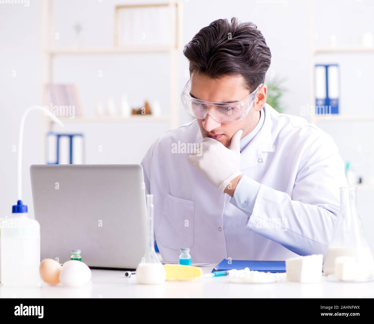 Student testing food in lab hi-res stock photography and images - Alamy