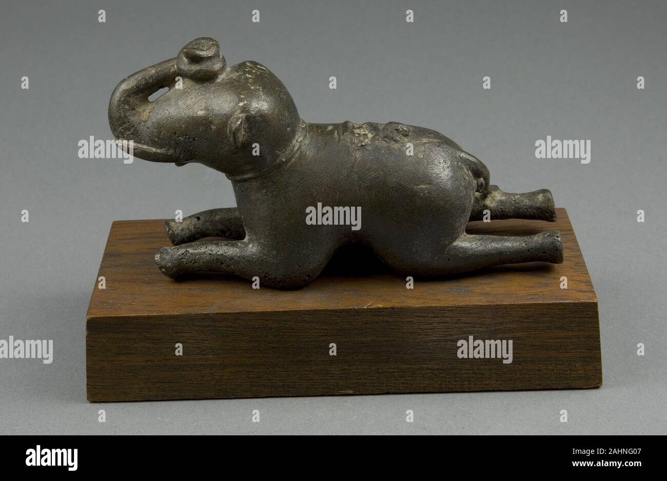 Seated elephant hi-res stock photography and images - Alamy