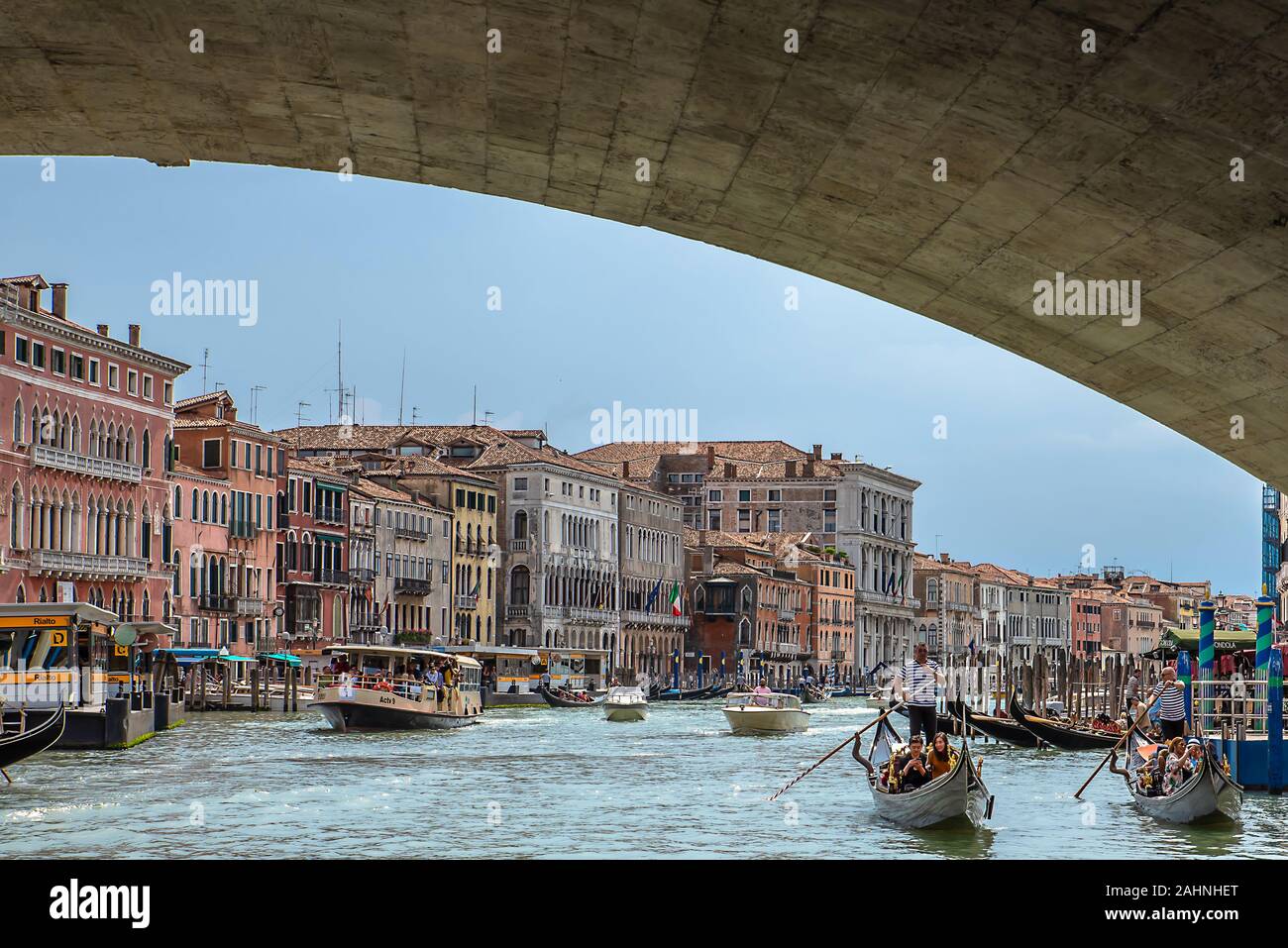 Venice, the city of love calls to disappear sinking into the lagoon ...