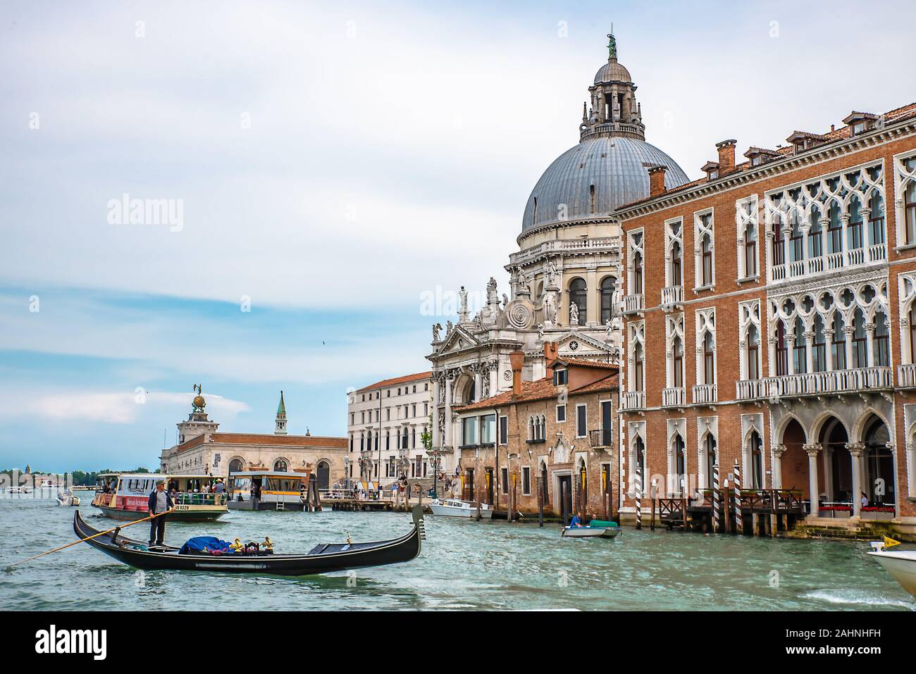 Venice, the city of love calls to disappear sinking into the lagoon ...