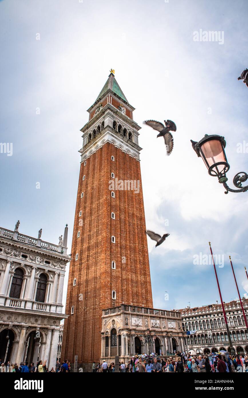 Venice, the city of love calls to disappear sinking into the lagoon ...