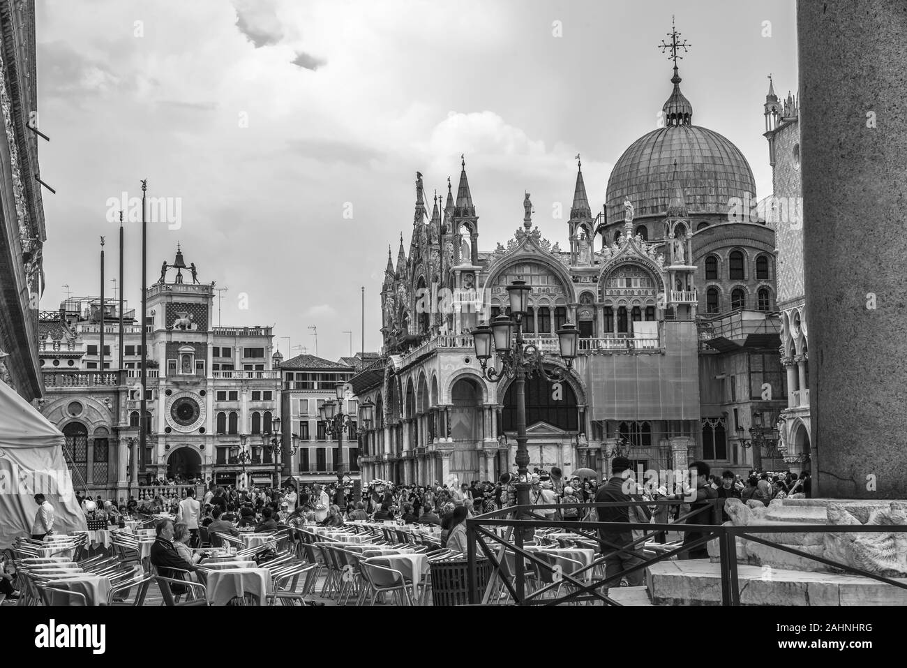 Venice, the city of love calls to disappear sinking into the lagoon ...