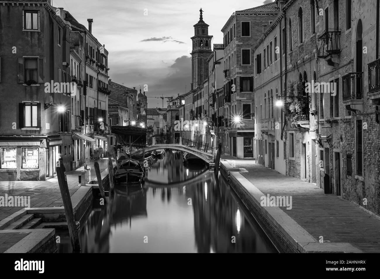 Venice, the city of love calls to disappear sinking into the lagoon ...