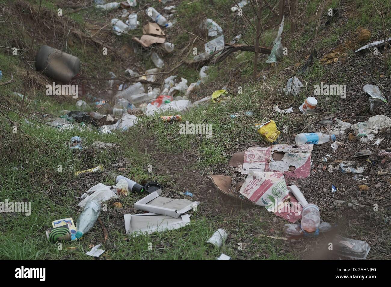 Plastic pollution roadside hi-res stock photography and images - Alamy
