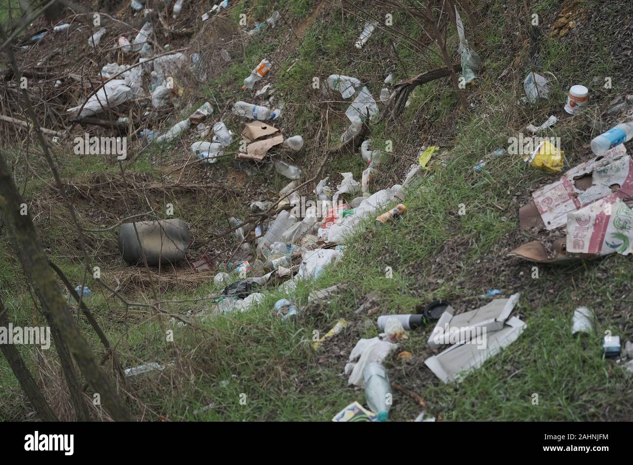 Plastic pollution roadside hi-res stock photography and images - Alamy