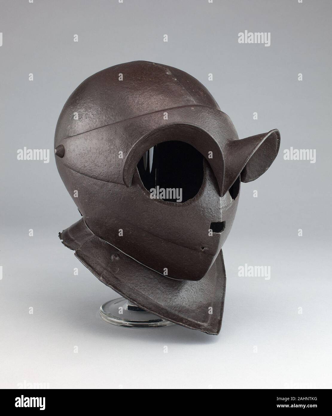 Soldier with steel helmet hi-res stock photography and images - Alamy