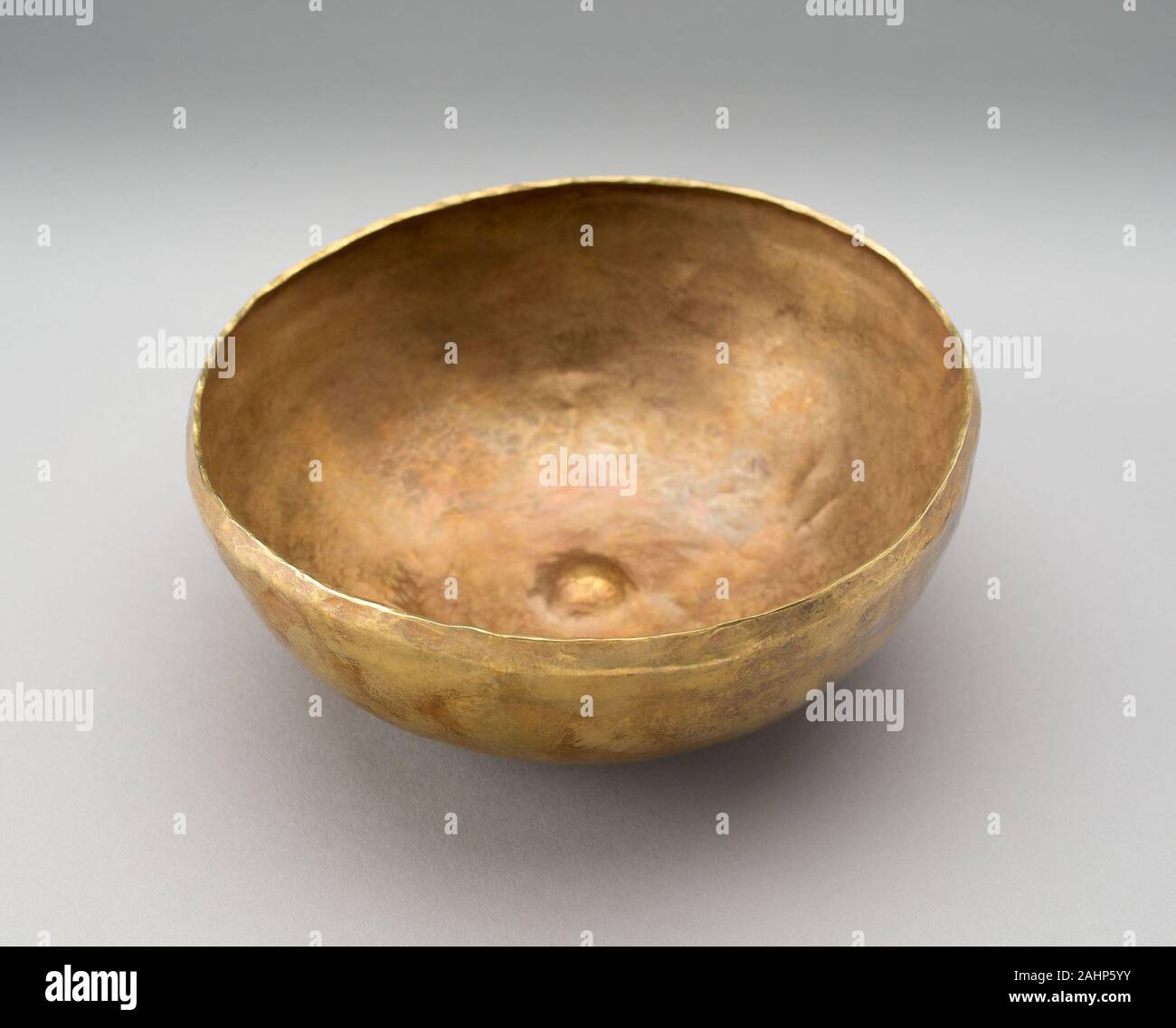 Inca. Miniature Bowl. 1200–1450. South Coast. Gold Stock Photo - Alamy
