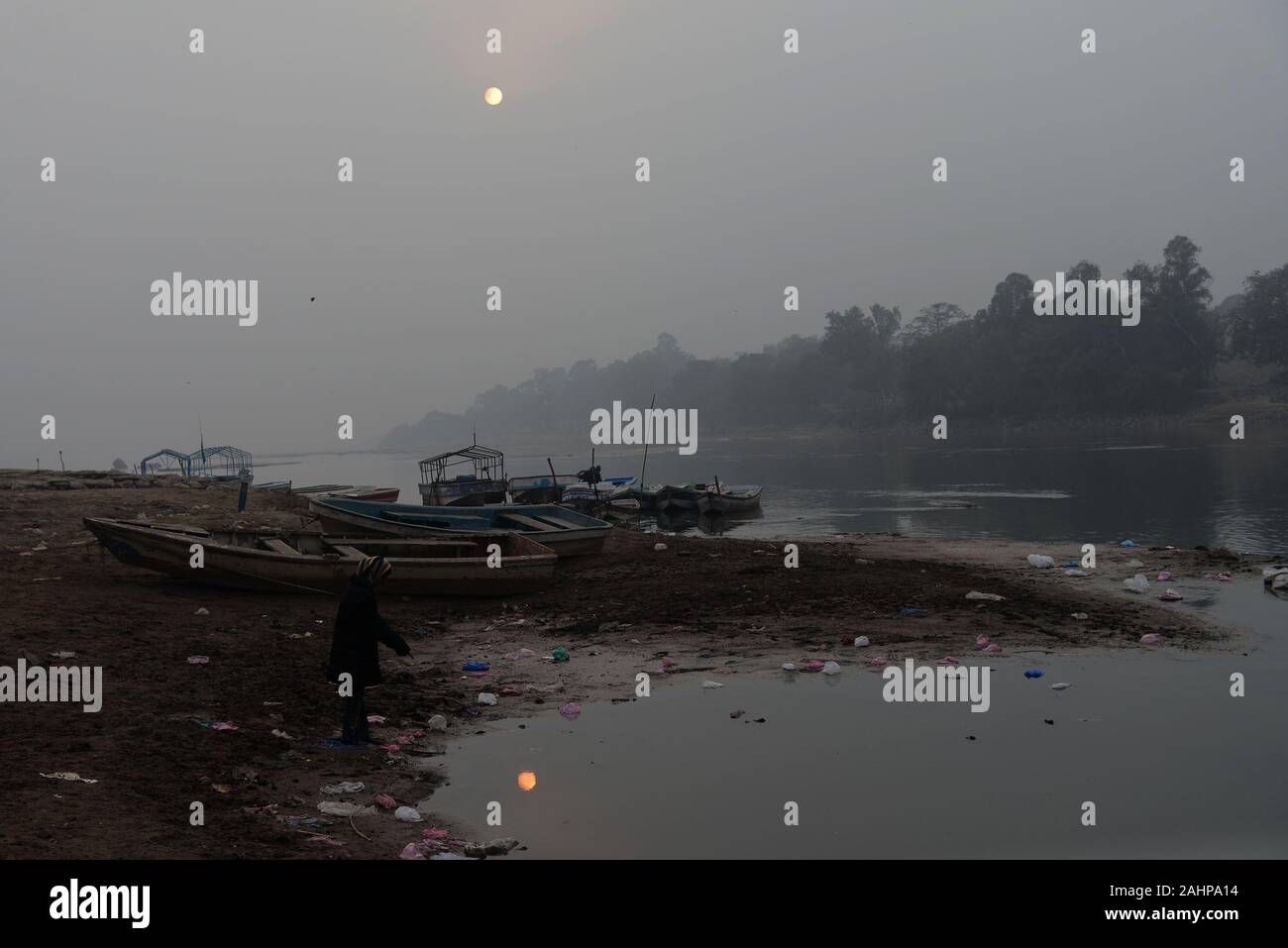 Lahore, Pakistan. 31st Dec, 2019. Pakistani people busy in their ...