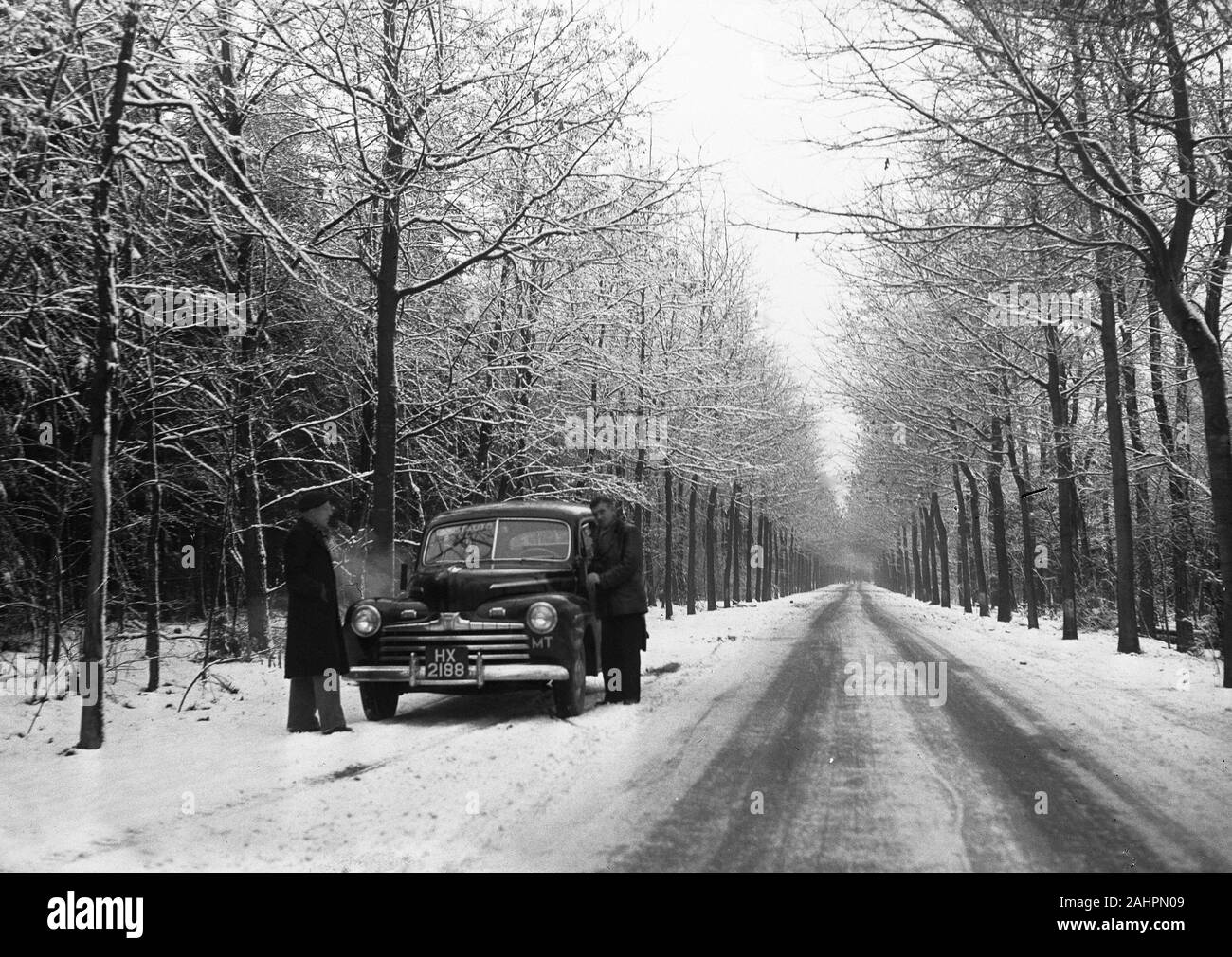 1940s snowy day with car hi-res stock photography and images - Alamy