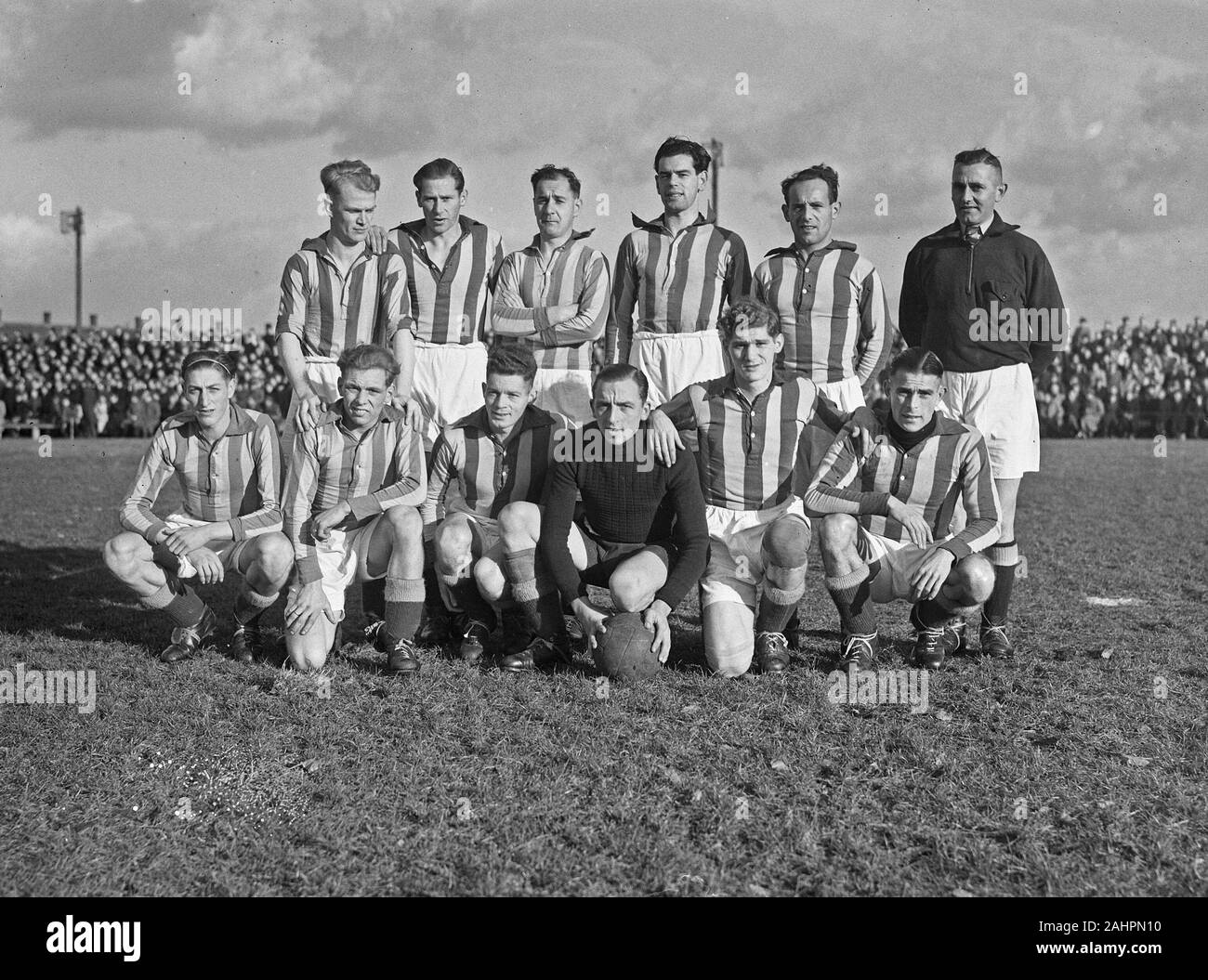 Noad team. Linesman (far right) Cees Bertens. Date November 15, 1947 ... Noad team. Linesman (far right) Cees Bertens. Date November 15, 1947 ...