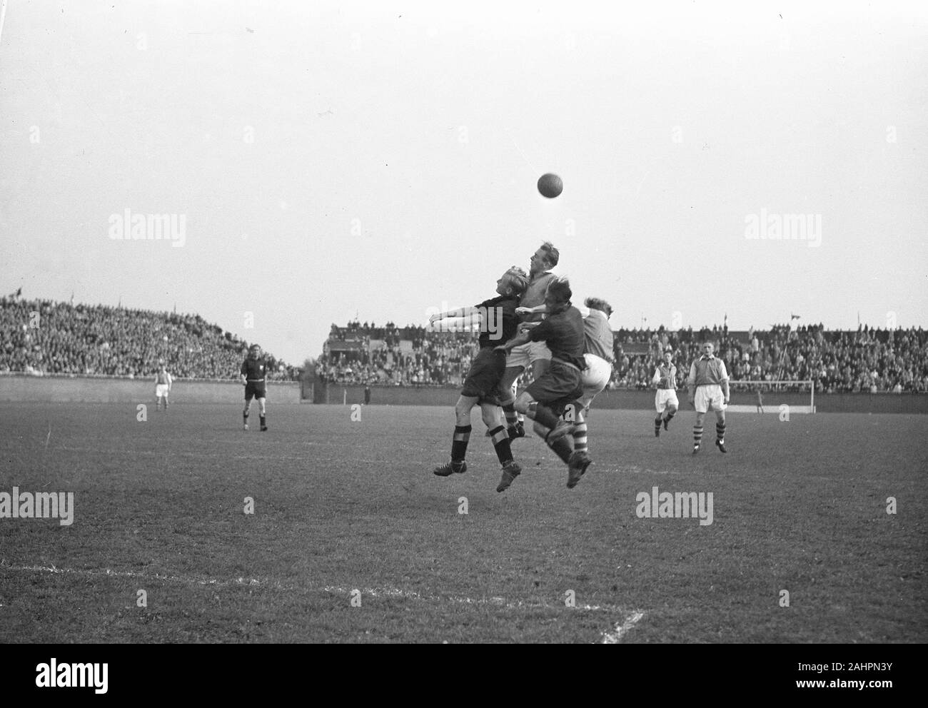 1940s football footballers hi-res stock photography and images - Alamy