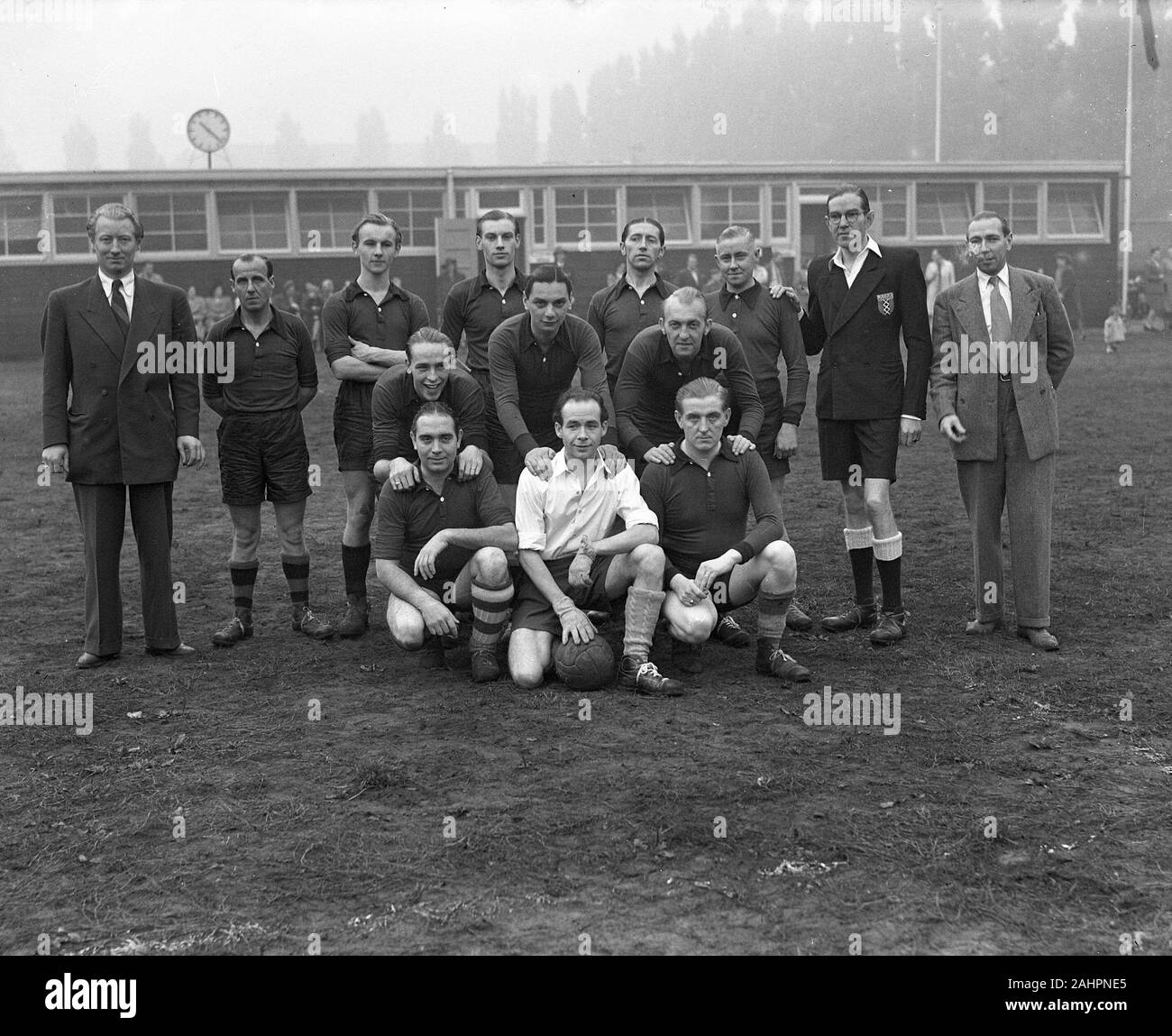 1940s football footballers hi-res stock photography and images - Alamy