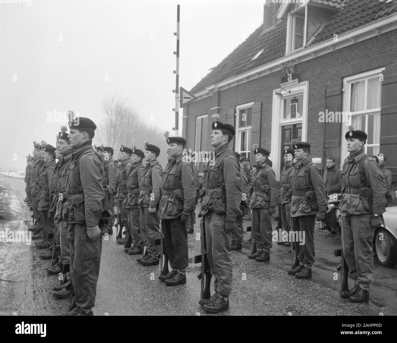 1960s british soldiers hi-res stock photography and images - Alamy