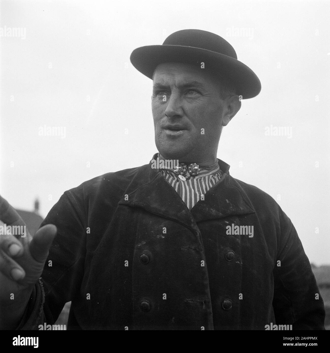 Dutch man in traditional dress hi-res stock photography and images - Alamy