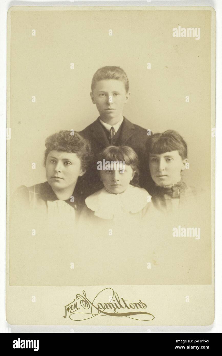 Four unknown children hi-res stock photography and images - Alamy