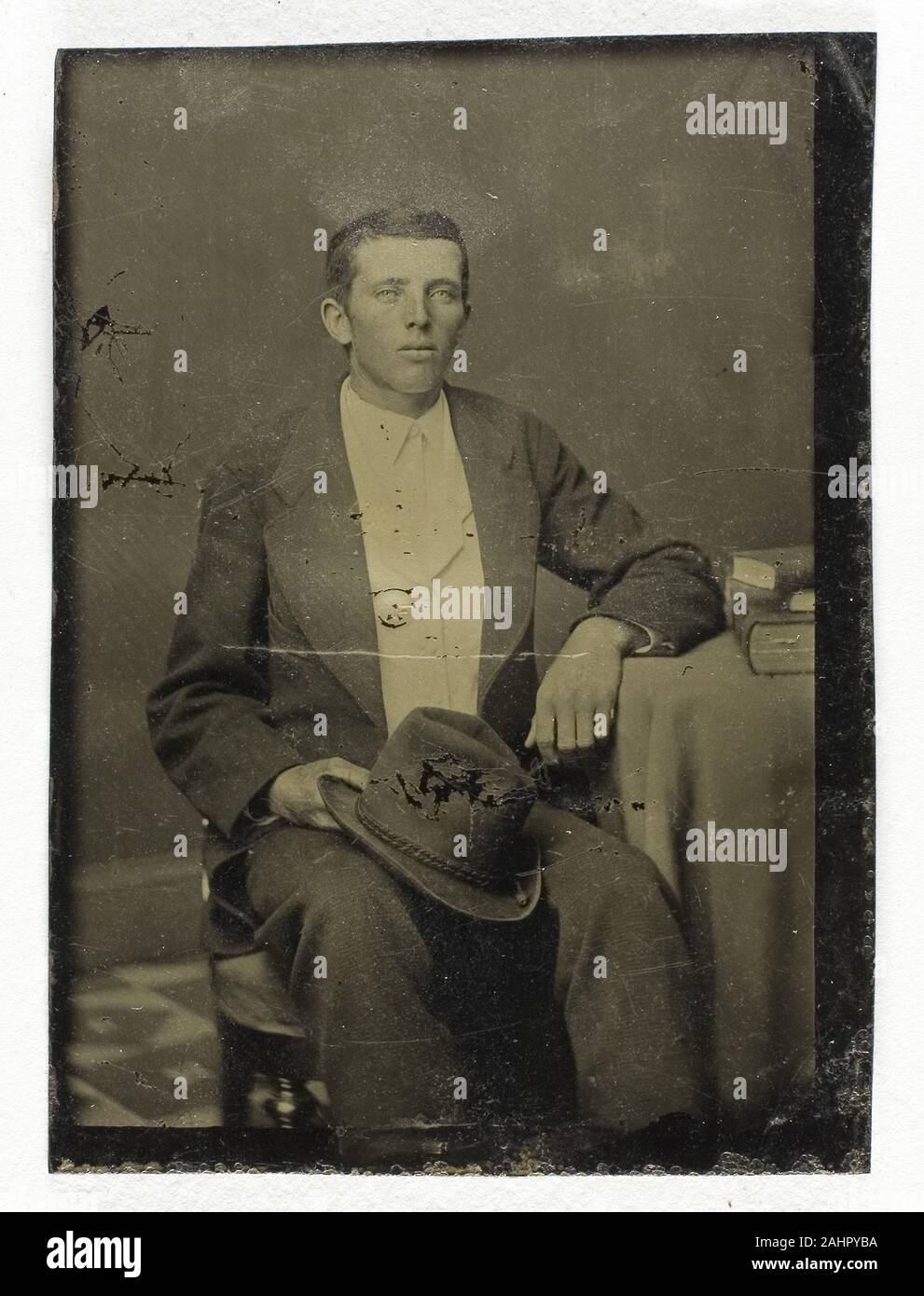 Portrait seated man hat hi-res stock photography and images - Alamy