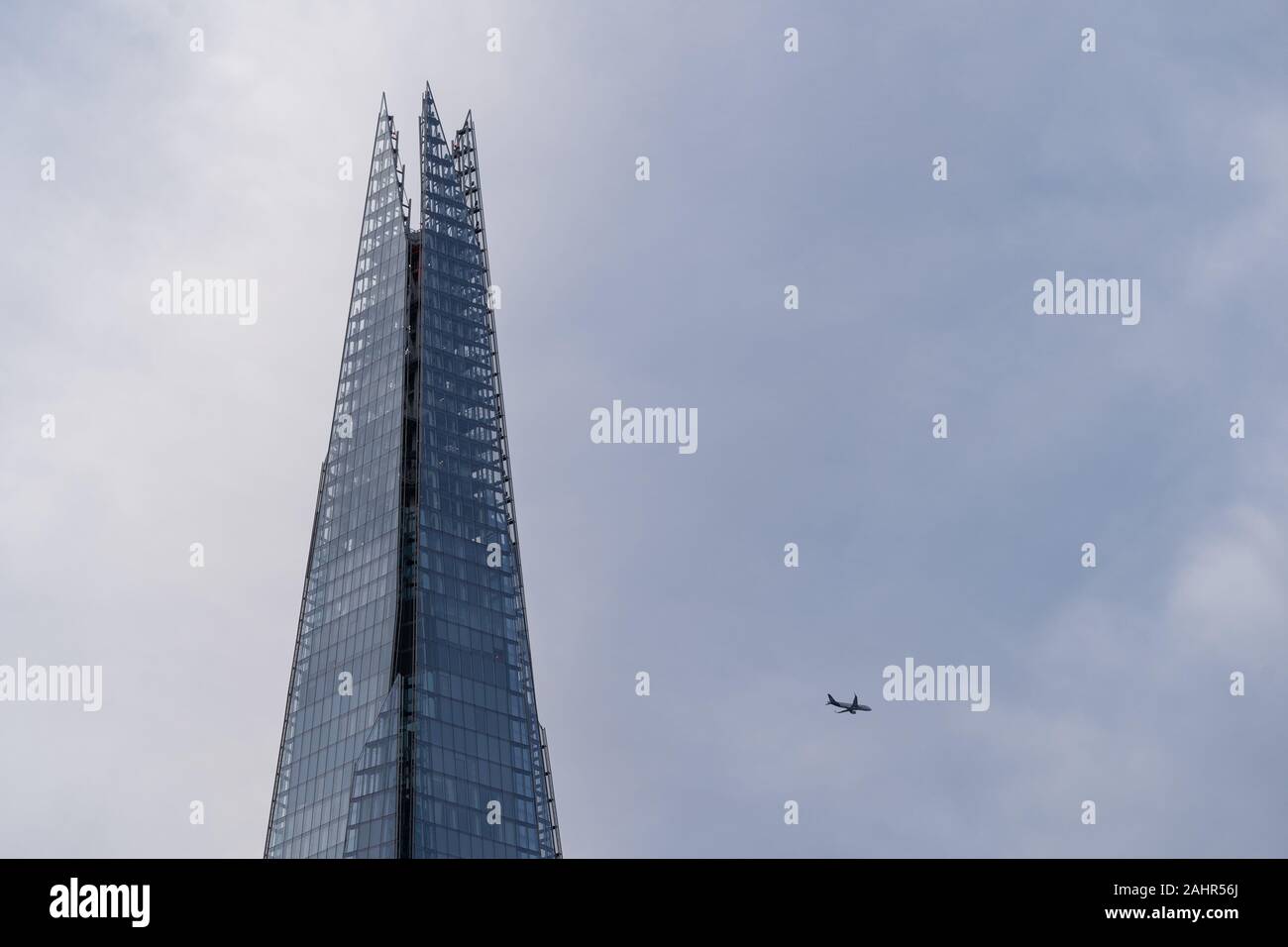 London skyscraper plane flying hi-res stock photography and images - Alamy