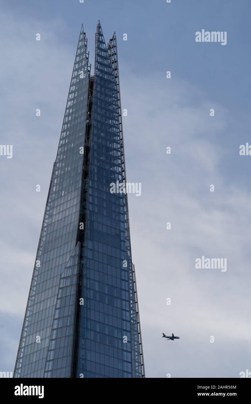 London skyscraper plane flying hi-res stock photography and images - Alamy