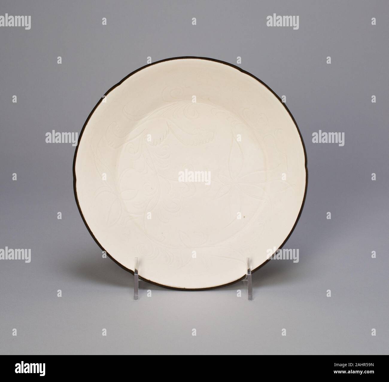 Lobed Dish with Lotus Sprays and Curled Feather-Like Leaves. 1000–1099 ...