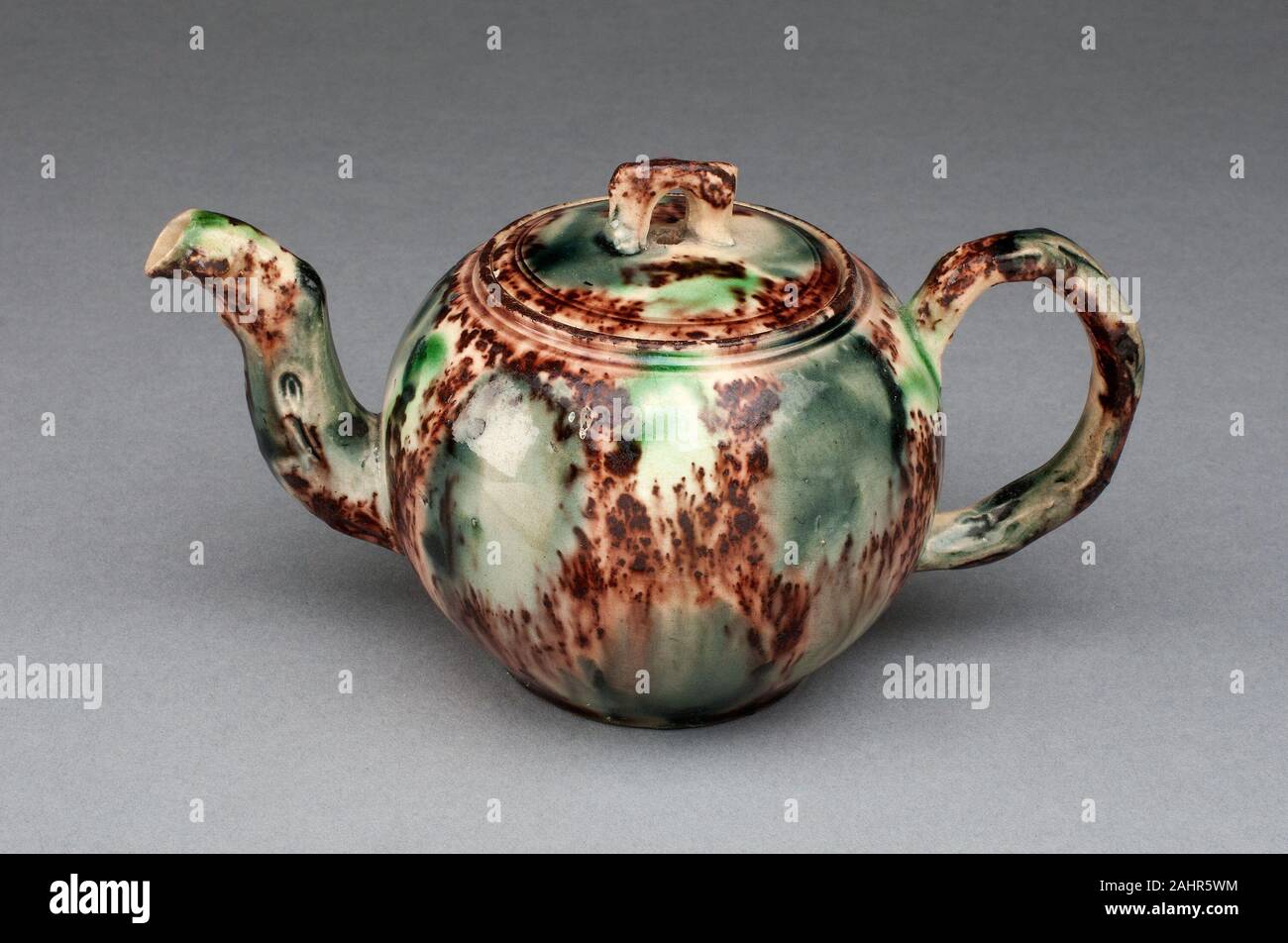 Teapot. 1760–1770. Staffordshire. Lead-glazed earthenware (creamware Stock Photo - Alamy