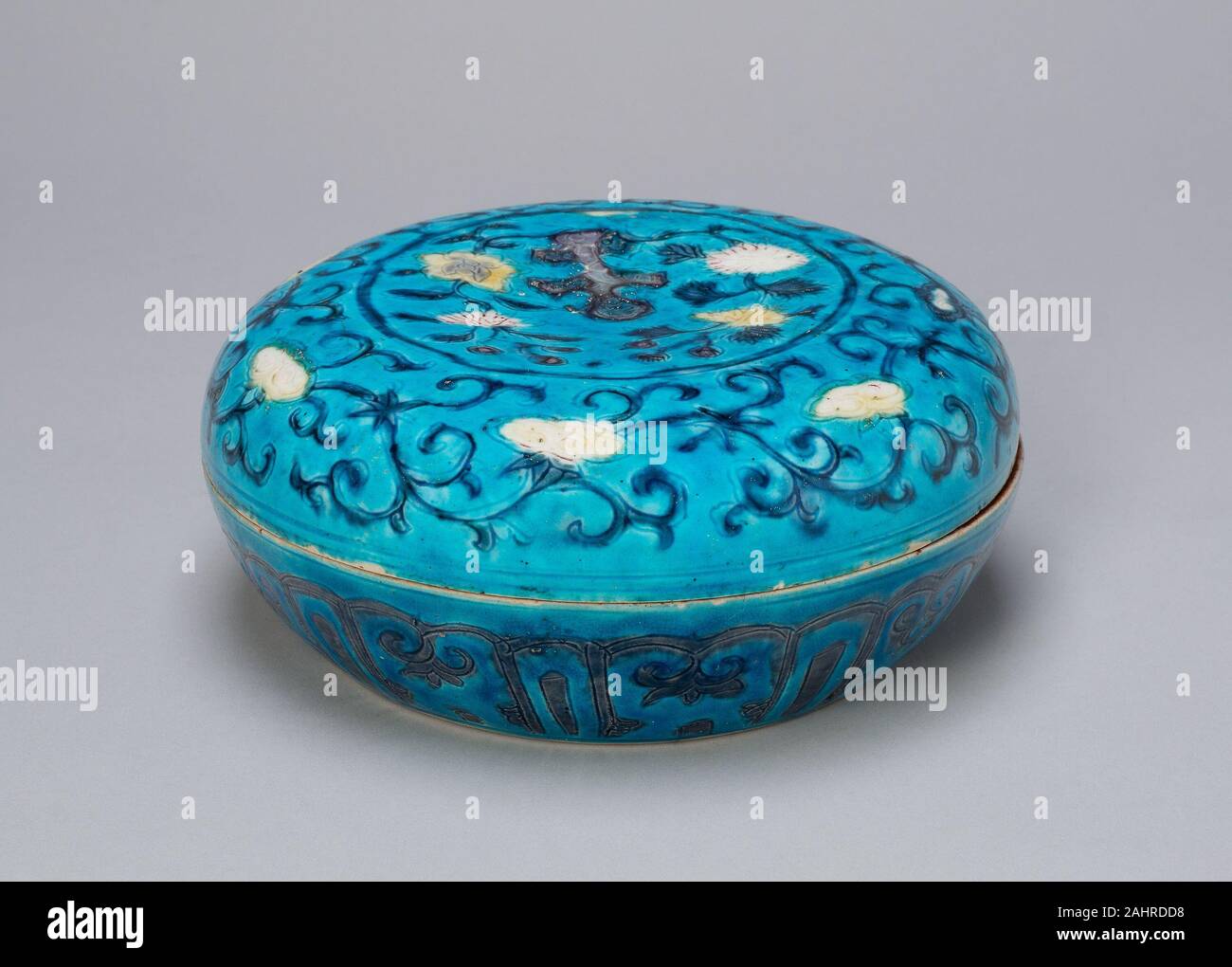 Circular Covered Box with Floral and Lingzhi Mushroom Scrolls. 1500 ...