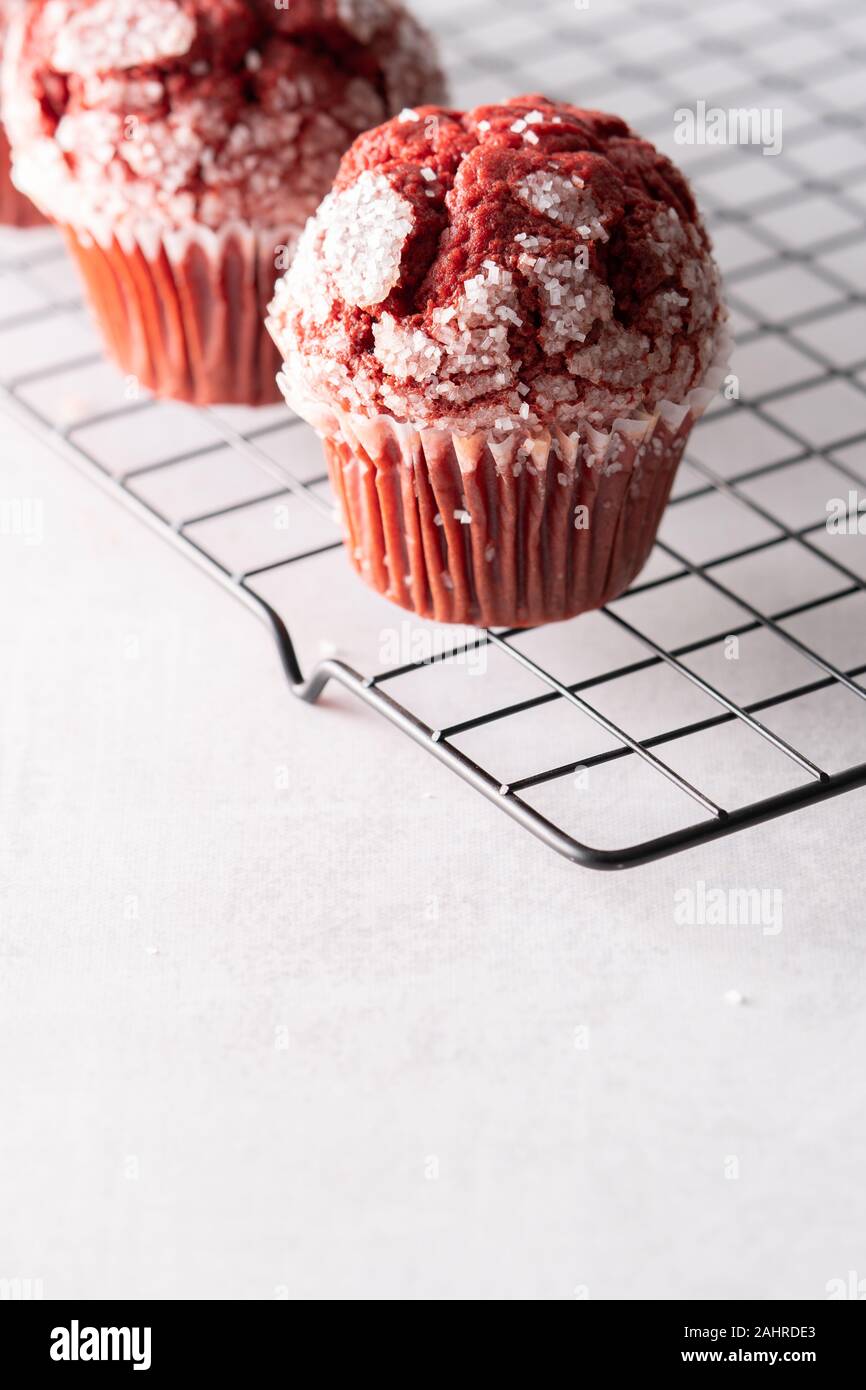 Red velvet muffin cupcake on cooling rack Stock Photo - Alamy