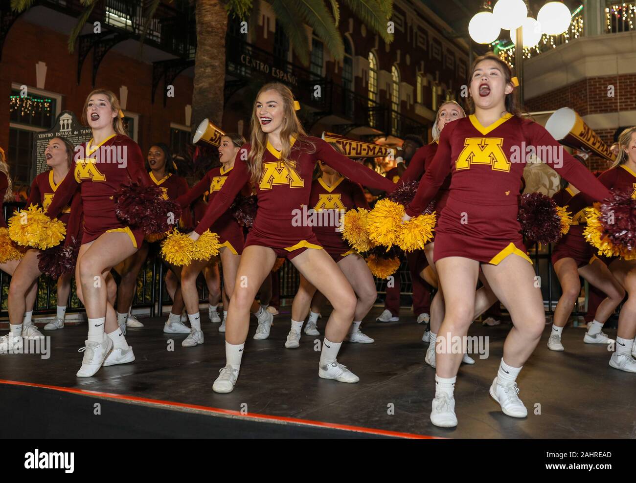 College cheerleaders 2020 hi-res stock photography and images - Alamy