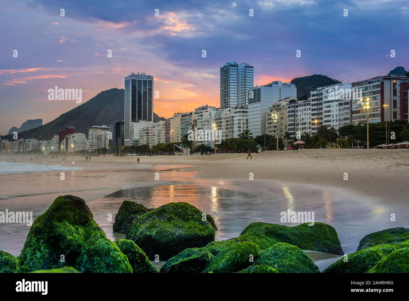 Copacabana beach at sunset, Rio de Janeiro, Brasil, Praia Copacabana ...