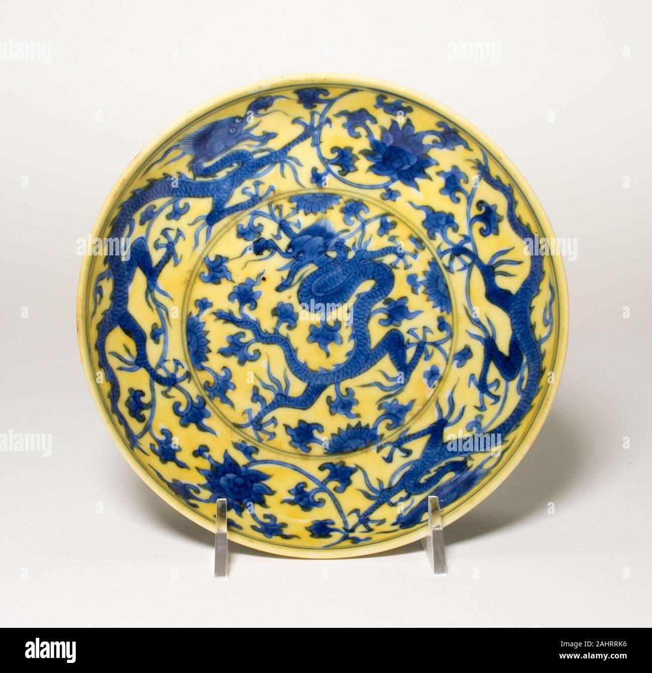 Porcelain with underglaze blue and overglaze enamel decoration hi-res ...